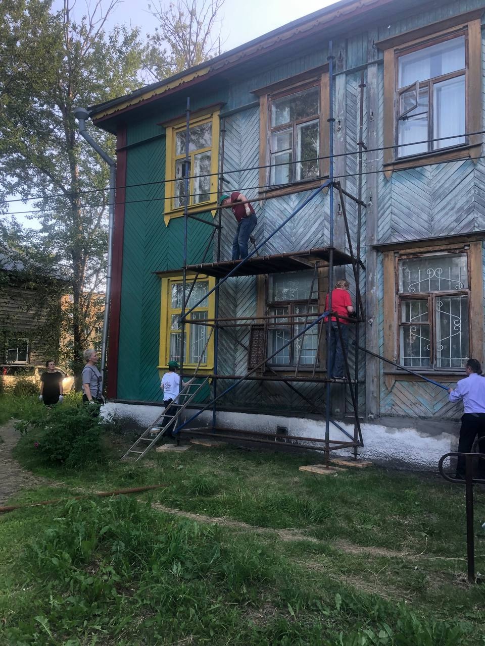 Команда добровольцев покрасила фасад дома в Сегеже | karelia.news
